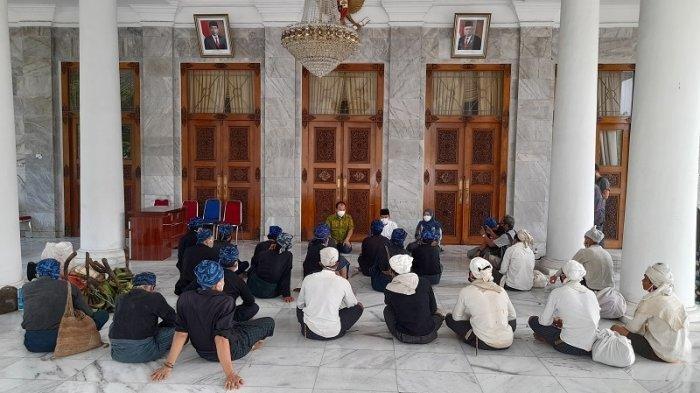 VIDEO - Larang Peralatan Modern, Suku Baduy Dalam bakar 3 Unit Sepeda ...