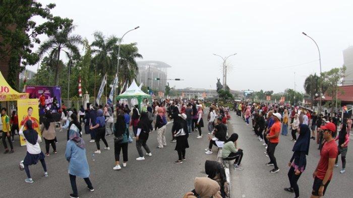 FOTO: Ratusan Warga Semarak Ikuti Zumba Party Tribun Pekanbaru Bersama ...
