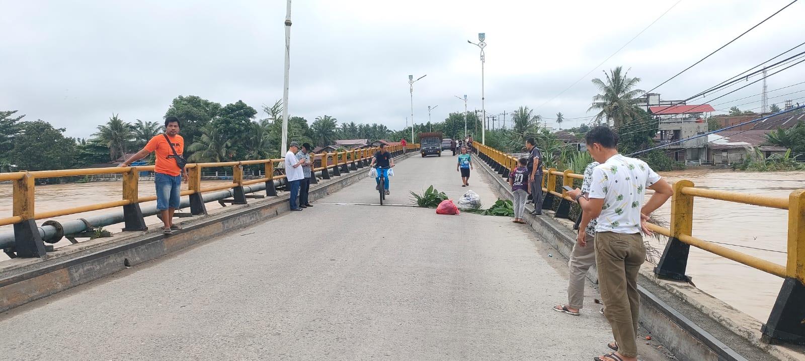 Warga Resah Jembatan Sungai Rokan Miring Tak Kunjung Diperbaiki, Begini Respon Pemprov Riau ...
