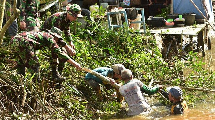 Kompak Bersama Masyarakat, Prajurit Yonkav 12/BC Bersihkan lingkungan ...