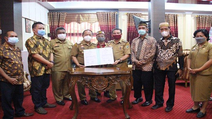 Yohanes Ontot Serahkan Satu Unit Dump Truk CSR Bank Kalbar pada Camat Tayan Hulu ...