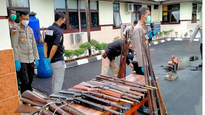 Polres Bengkayang Musnahkan Puluhan Senpi Rakitan - Tribunpontianak.co.id