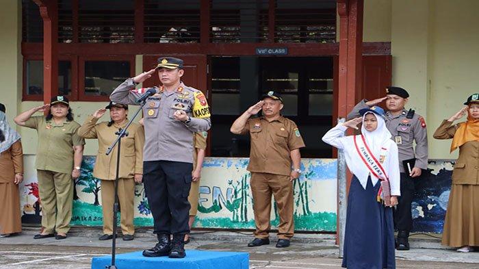 Jadi Pembina Upacara di SMPN 1 Sanggau, Ini Pesan Kapolres Suparno Agus Candra Kusumah ...