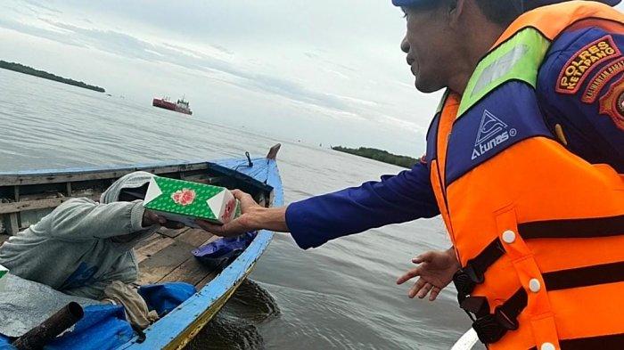 Raih Berkah Ramadhan, Sat Polairud Polres Ketapang Bagi Takjil Gratis Kepada Nelayan ...