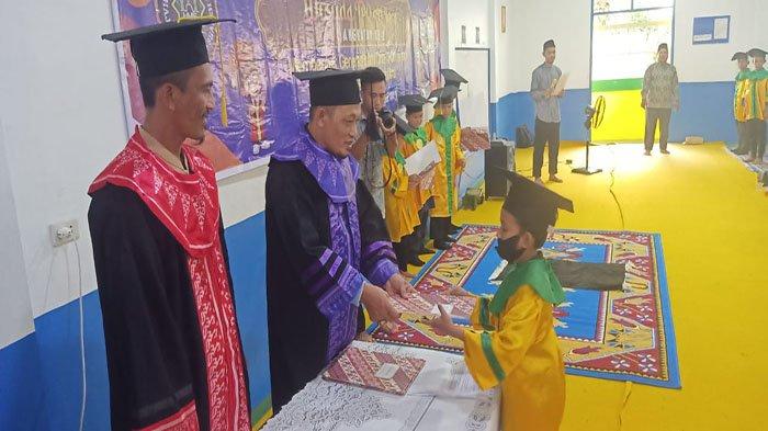 Wisuda TPQ Al Iqra, Subhan Nur Harap Bentuk Generasi Berakhlak Qarimah ...