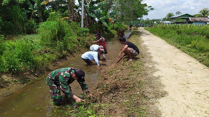 Satgas Pamtas Yonif Mekanis 643/Wns Bersama Warga Gotong Royong Bersihkan Saluran Irigasi ...