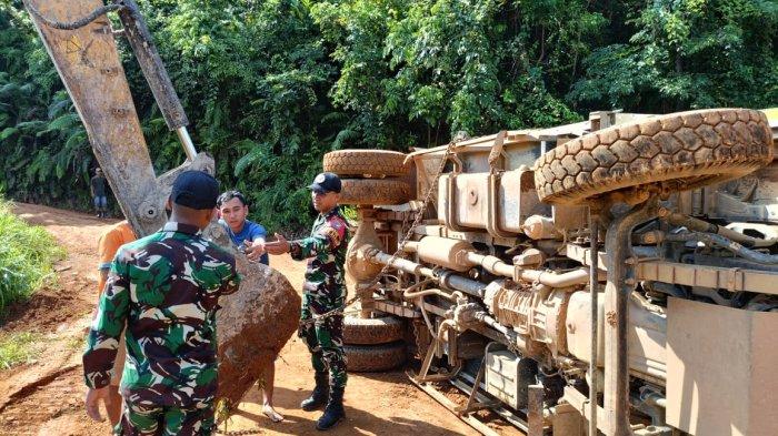 Satgas Pamtas Yonkav 12/BC Beri Pertolongan ke Truk Alami Kecelakaan ...