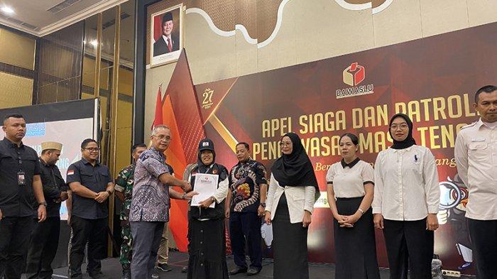 Bawaslu Kota Singkawang Gelar Apel Siaga dan Patroli Pengawasan Masa Tenang Pilkada 2024 ...