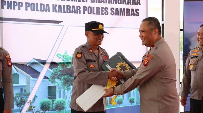 Wakapolda Kalbar Serahkan Kunci Perumahan Barunia Homely kepada Personel Polres Sambas ...