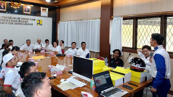 Asmo Kalbar Gelar Edukasi Safety Riding pada Karyawan Dinas Pekerjaan Umum Bengkayang ...