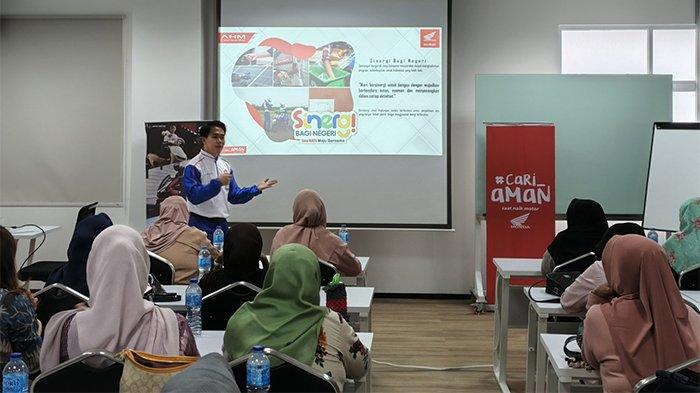 Astra Motor Kalbar Berikan Edukasi Safety Riding di Posyandu Kasih Ibu - Tribunpontianak.co.id