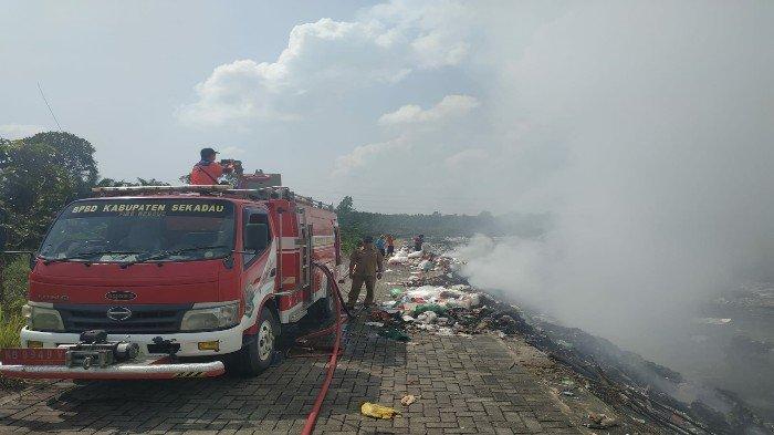 TPA Sekadau Terbakar, BPBD Sigap Padamkan Api - Tribunpontianak.co.id