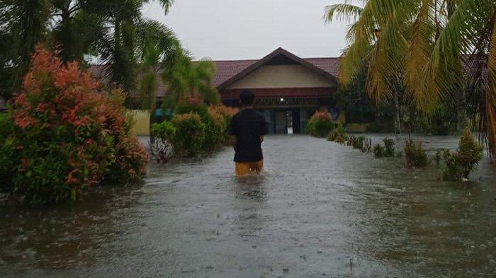 Banjir Genang RSUD Abdul Aziz Singkawang hingga 30 Desa di Sambas - Tribunpontianak.co.id