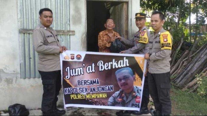 Jumat Berkah, Polsek Anjongan Gelar Baksos dan Salurkan Bantuan Sembako pada Warga yang ...
