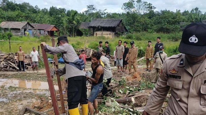 Personel Polsek Batu Ampar Bantu Warga Bersihkan Sisa-sisa Material Tanah Longsor di Desa Teluk ...