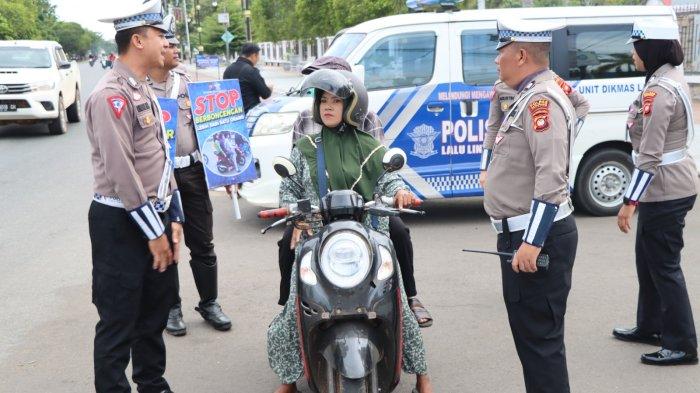 Personel Polres Ketapang Laksanakan Sosialisasi dan Edukasi Tertib Berlalu Lintas ...