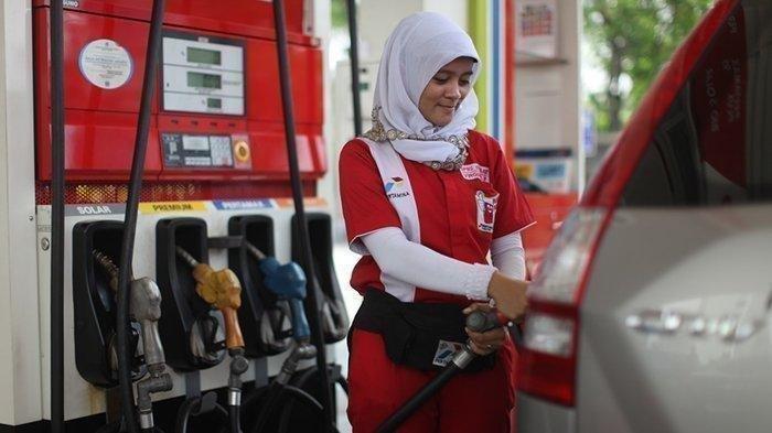 Besaran Gaji Operator SPBU Terbaru 2022 - Beda Penghasilan Karyawan Petronas dan Pertamina ...
