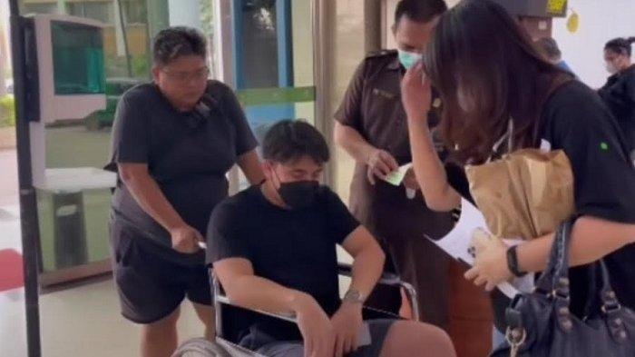 Harus Pakai Kursi Roda, Begini Kondisi Billy Syahputra ...