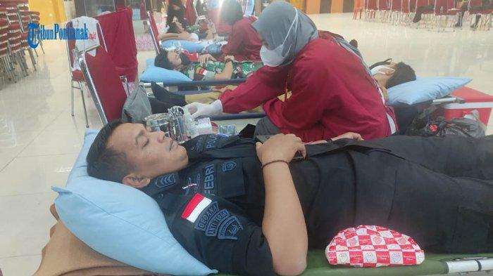 Satbrimob Polda Kalbar Gelar Kegiatan Bakti Kesehatan Dalam Rangka HUT ke-15 Kabupaten Kubu Raya ...