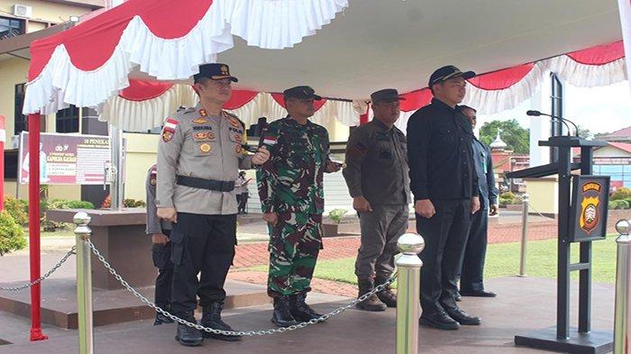 Bupati Kapuas Hulu Pimpin Apel Pasukan Operasi Ketupat 2024 di Polres - Tribunpontianak.co.id