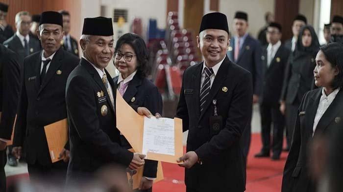 Bupati Martin Rantan Rotasi dan Lantik Sejumlah Pejabat di Lingkungan Pemkab Ketapang ...