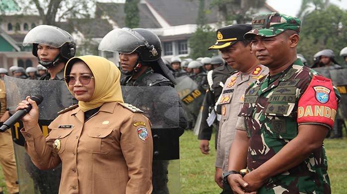 Bupati Erlina Saksikan Secara Langsung Latihan Kesiapsiagaan yang Digelar TNI di Mempawah ...