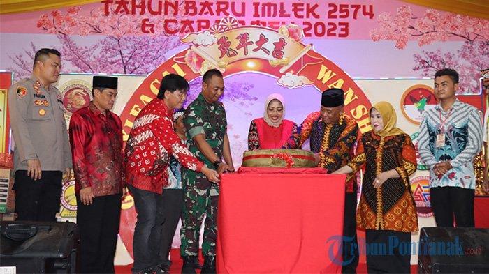 Ikut Meriahkan Imlek di Sungai Pinyuh, Bupati Mempawah Potong Kue ...