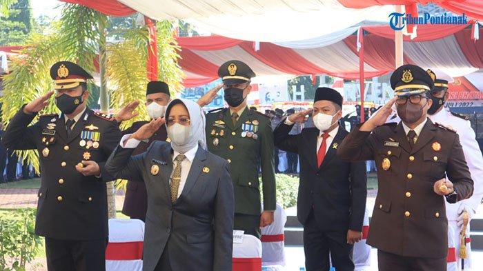 Bupati Erlina Hadiri Upacara dan Syukuran Peringatan Hari Bhayangkara ke-76 di Polres Mempawah ...