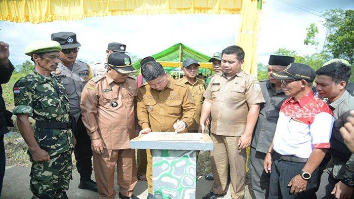 Kental Nilai Sejarah, Bupati Satono Resmikan Tugu Veteran 10 Januari 1949 Parak Air Sambas ...
