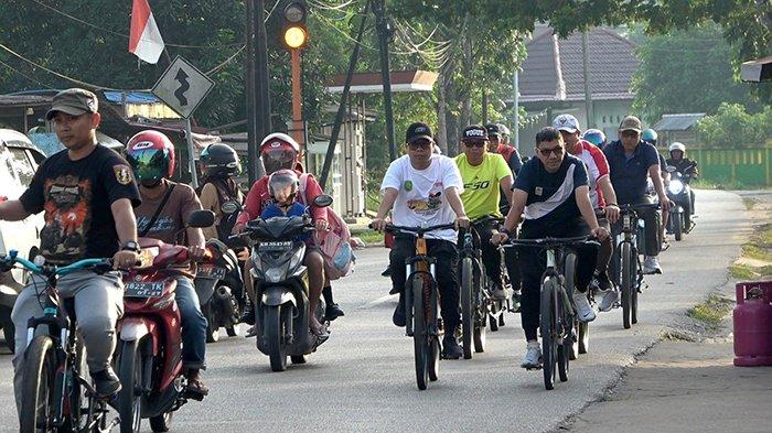 Bupati Satono Gowes ke Pasar Sambas, Belanja Sayur Mayur Pedagang - Tribunpontianak.co.id