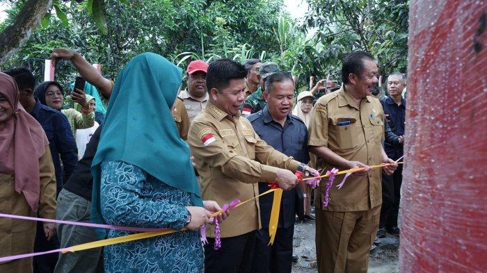 Cakupan Air Bersih Jangkau 10 Rumah, Bupati Sambas Warga Rawat Sumur Bor Non APBD ...