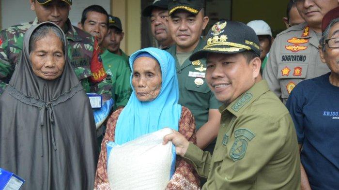 Bupati Sambas Minta Warga Desa Sabing Waspadai Korsleting Listrik Imbas Banjir - Tribunpontianak ...