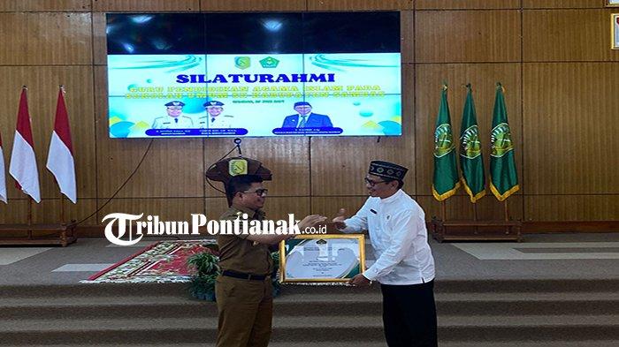 Kemenag Sambas Beri Penghargaan Bupati Satono Telah Peduli Sertifikasi Guru PAI ...