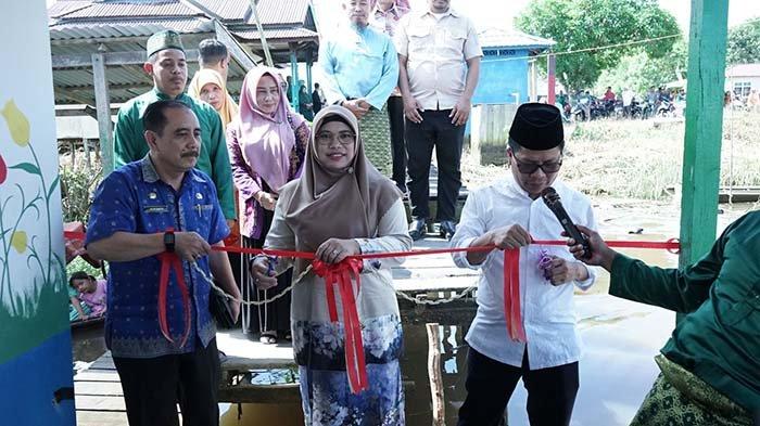 Tingkatkan Literasi, Perpustakaan Terapung Desa Tengguli Sambas Diresmikan - Tribunpontianak.co.id