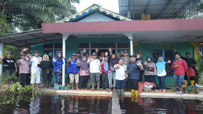 Bupati Satono Tinjau Korban Banjir di Kecamatan Selakau dan Selakau ...