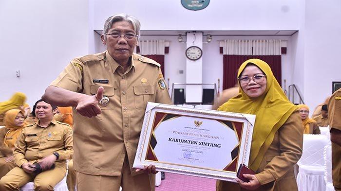 Raih Nilai Tertinggi Capaian Aksi HAM 2023, Bupati Sintang Terima Penghargaan - Tribunpontianak ...
