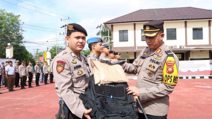 Kapolres Pimpin Apel Pendistribusian Perlengkapan Perorangan Personel PAM TPS Polres Sanggau ...