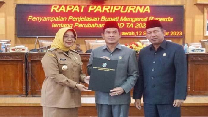 Hadiri Paripurna Bersama Anggota Dewan, Bupati Erlina Paparkan Rincian Belanja Perubahan APBD ...