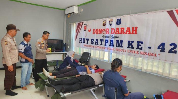 Sat Binmas Polres Mempawah Bersama Panitia HUT Ke-42 Satpam Gelar Aksi Sosial Donor Darah ...