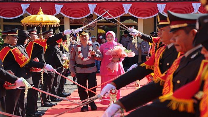 AKBP Tommy Ferdian Jabat Kapolres Ketapang, Disambut Dengan Tradisi Pedang Pora ...
