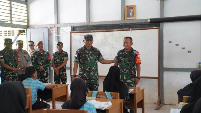 Peduli Pendidikan, Danrem 121/Abw Kunjungi Sekolah di Perbatasan - Tribunpontianak.co.id