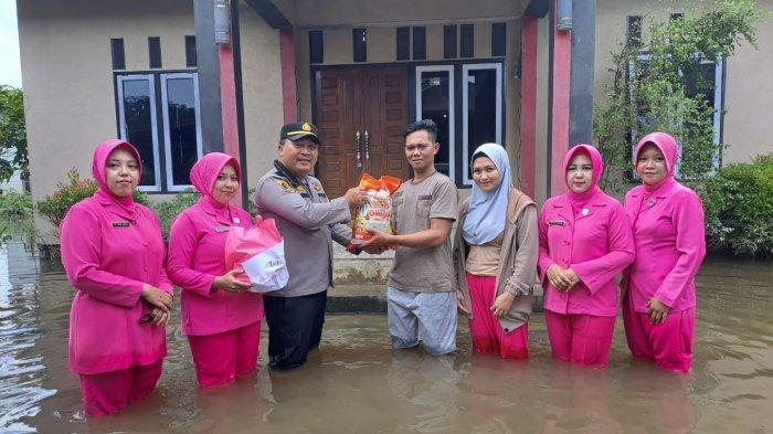 Kapolsek Nanga Pinoh Beserta Bhayangkari Menyalurkan Bantuan Kepada Personel yang Terdampak ...
