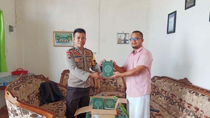 Personel Polsek Dedai Salurkan Bantuan Kitab Suci Al-Quran kepada ...