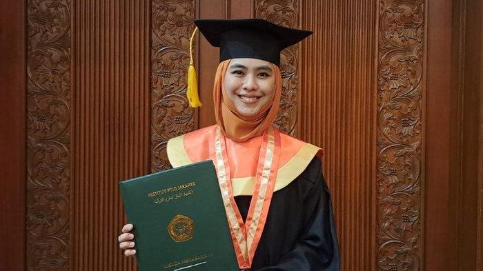 Sempat Koma dan Kritis, Yunifah Lismawati Ibunda Oki Setiana Dewi Ingin Lihat Wisuda Para Santri ...