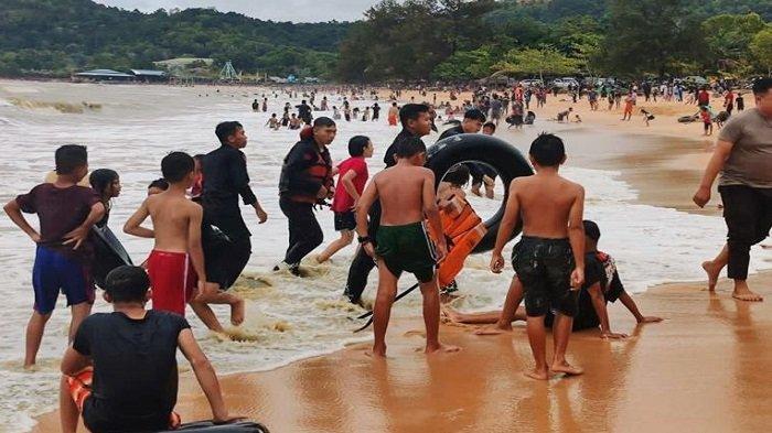 Viral Aksi Brimob Singkawang Selamatkan Anak Nyaris Tenggelam di Pantai ...