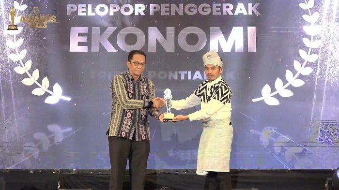 Bank Kalbar Raih Penghargaan Pelopor Penggerak Ekonomi Masyarakat di Tribun Pontianak Awards ...