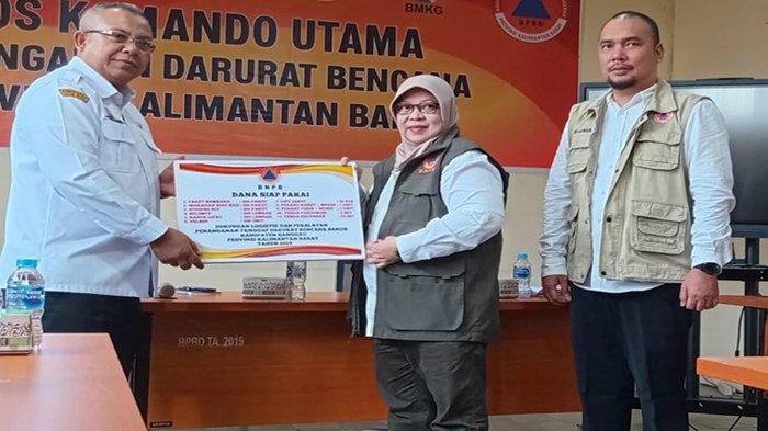 Tanggap Darurat Banjir Sanggau: BNPB Serahkan Bantuan dan Dana Operasional Rp200 Juta ...