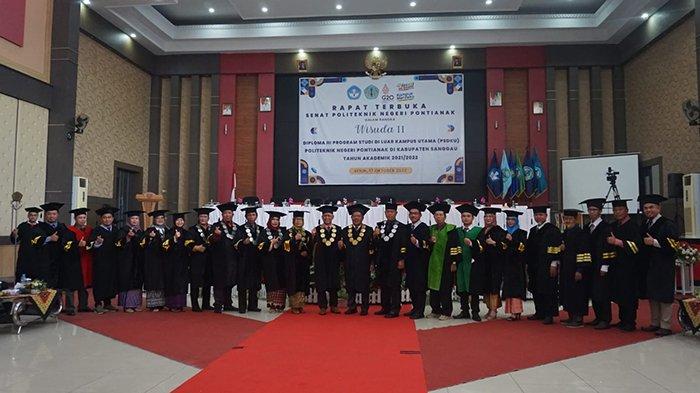 Bupati Paolus Hadi Hadiri Wisuda Mahasiswa PSDKU Polnep di Kabupaten Sanggau - Tribunpontianak.co.id