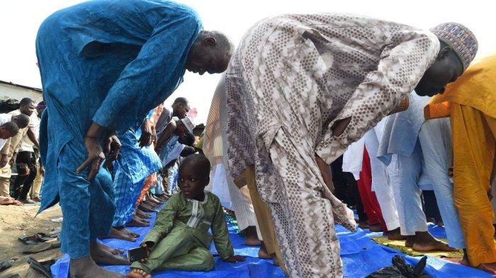 Doa Iktidal dan Cara Bangkit Berdiri dari Ruku dalam Sholat sesuai ...