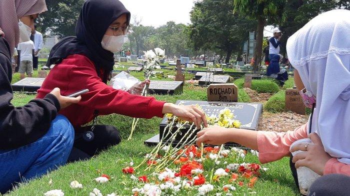 Doa dan Tata Cara Ziarah Kubur Orang Tua, Memohon Ampunan di Hari Raya ...
